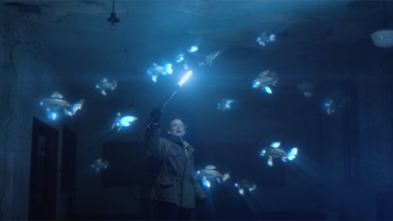 隠された世界が照らし出される青い電球トーチなショートフィルム『Echo Torch』 | しちごろく